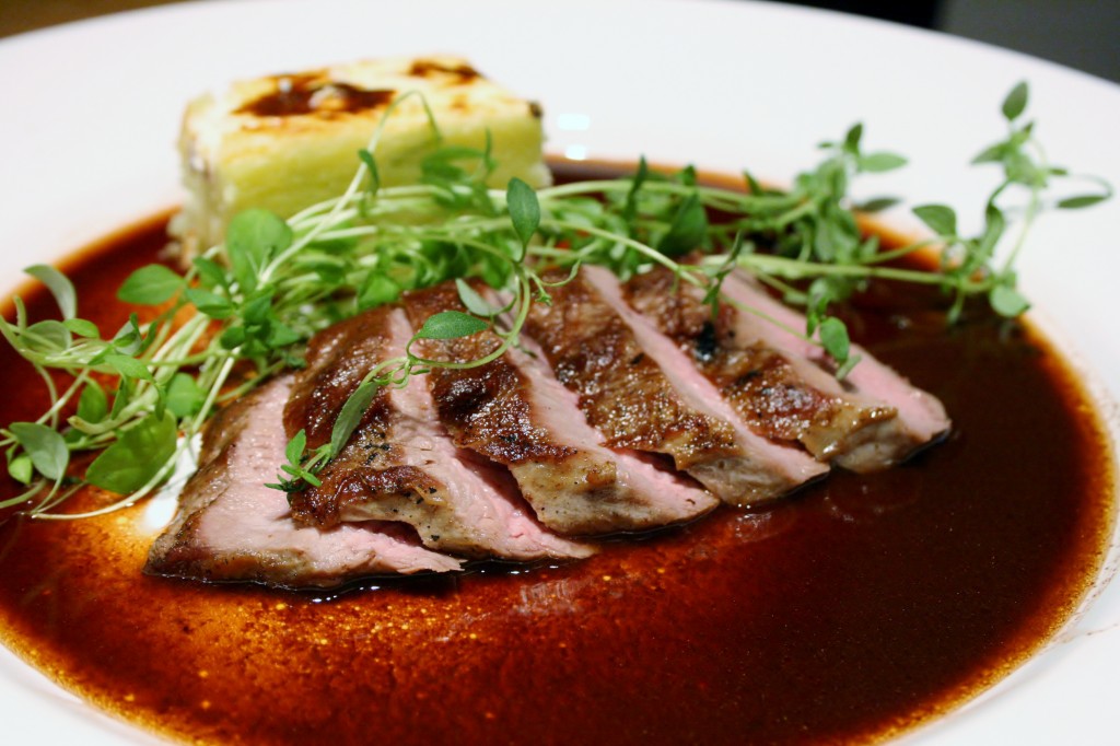 Lammfilé och fetatäckt tryffelbakad potatiskaka med timjansky