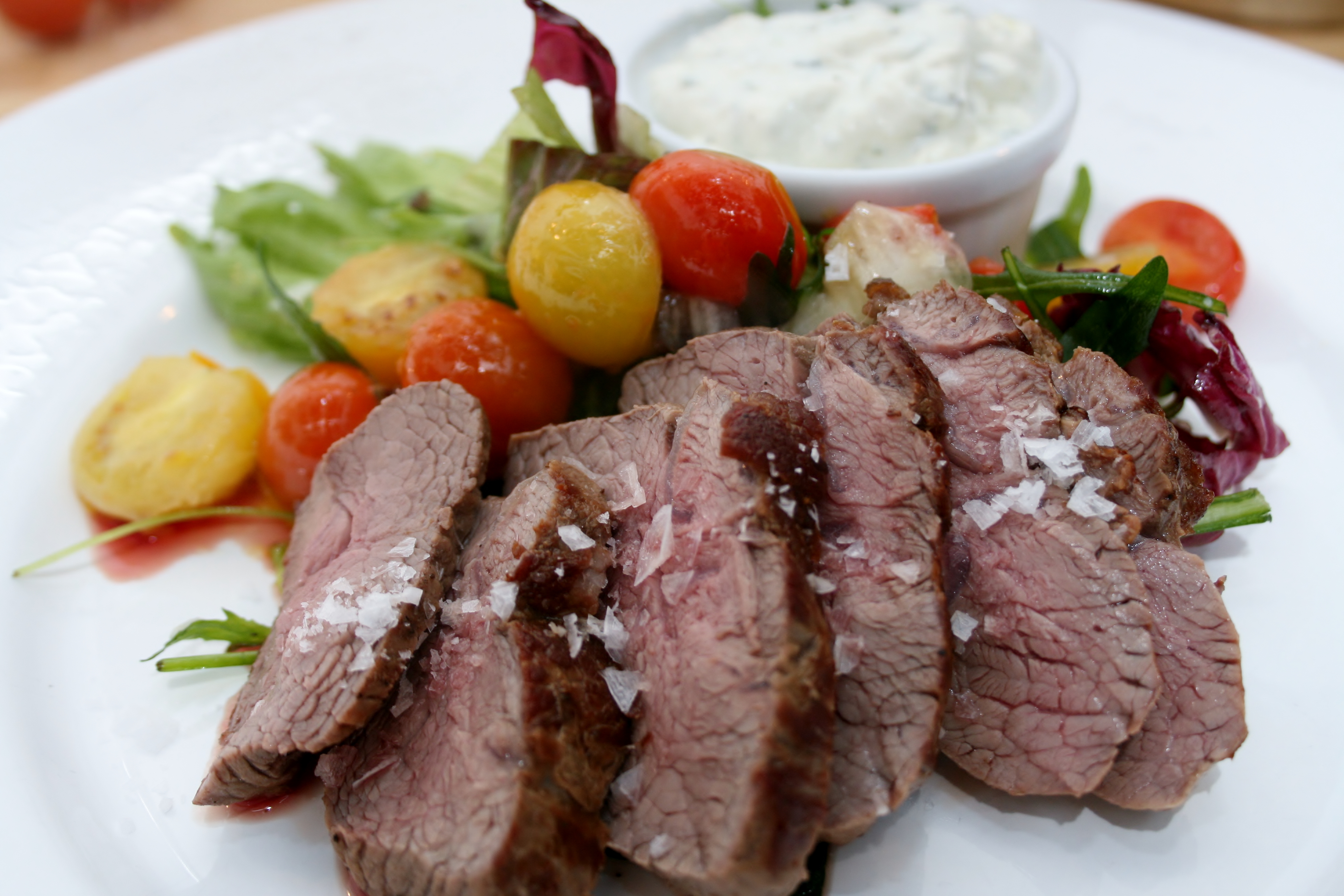 Lammrostbiff med ljummen tomat- och parmesansallad