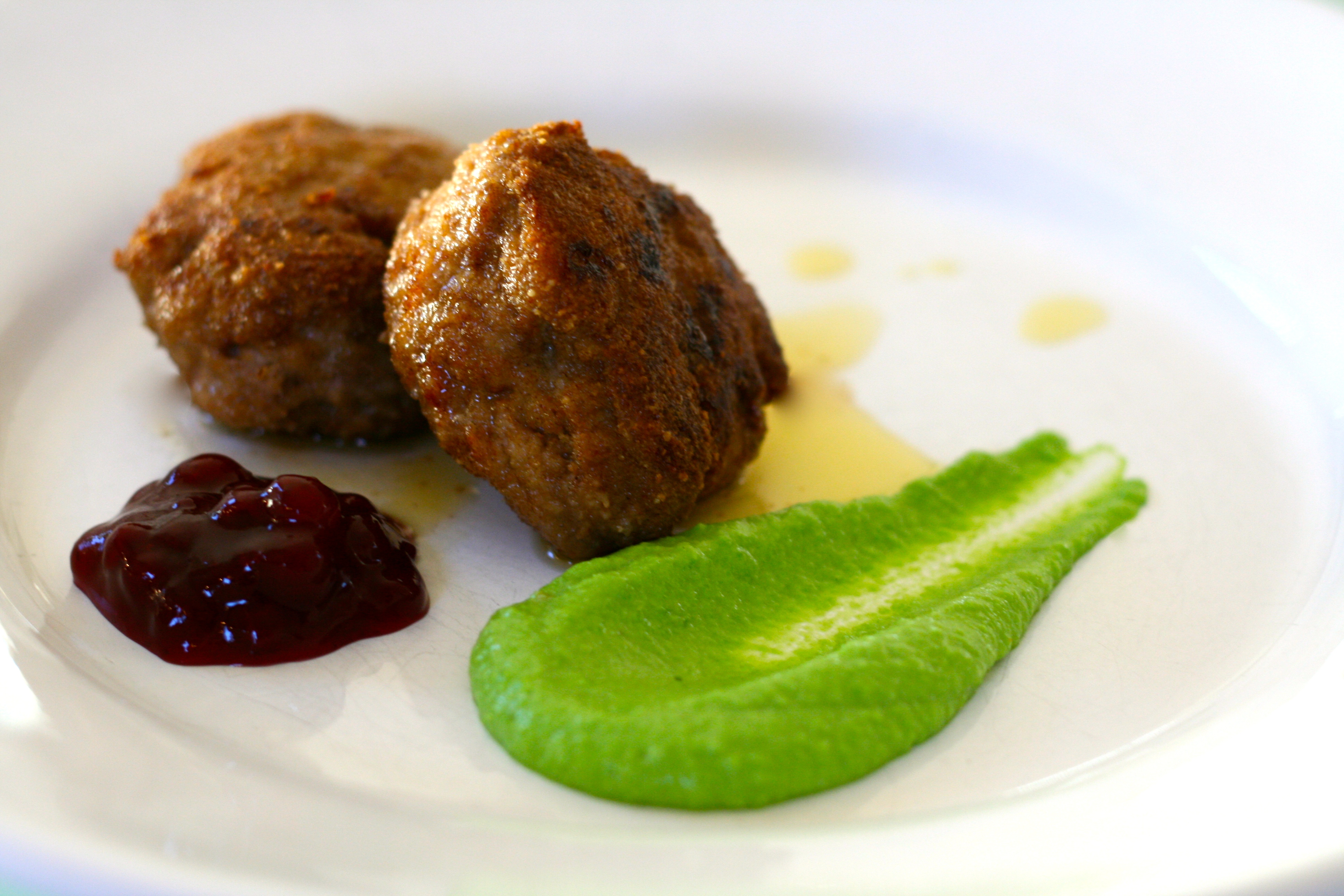 Wallenbergare med ärtpuré, lingon och skirat smör