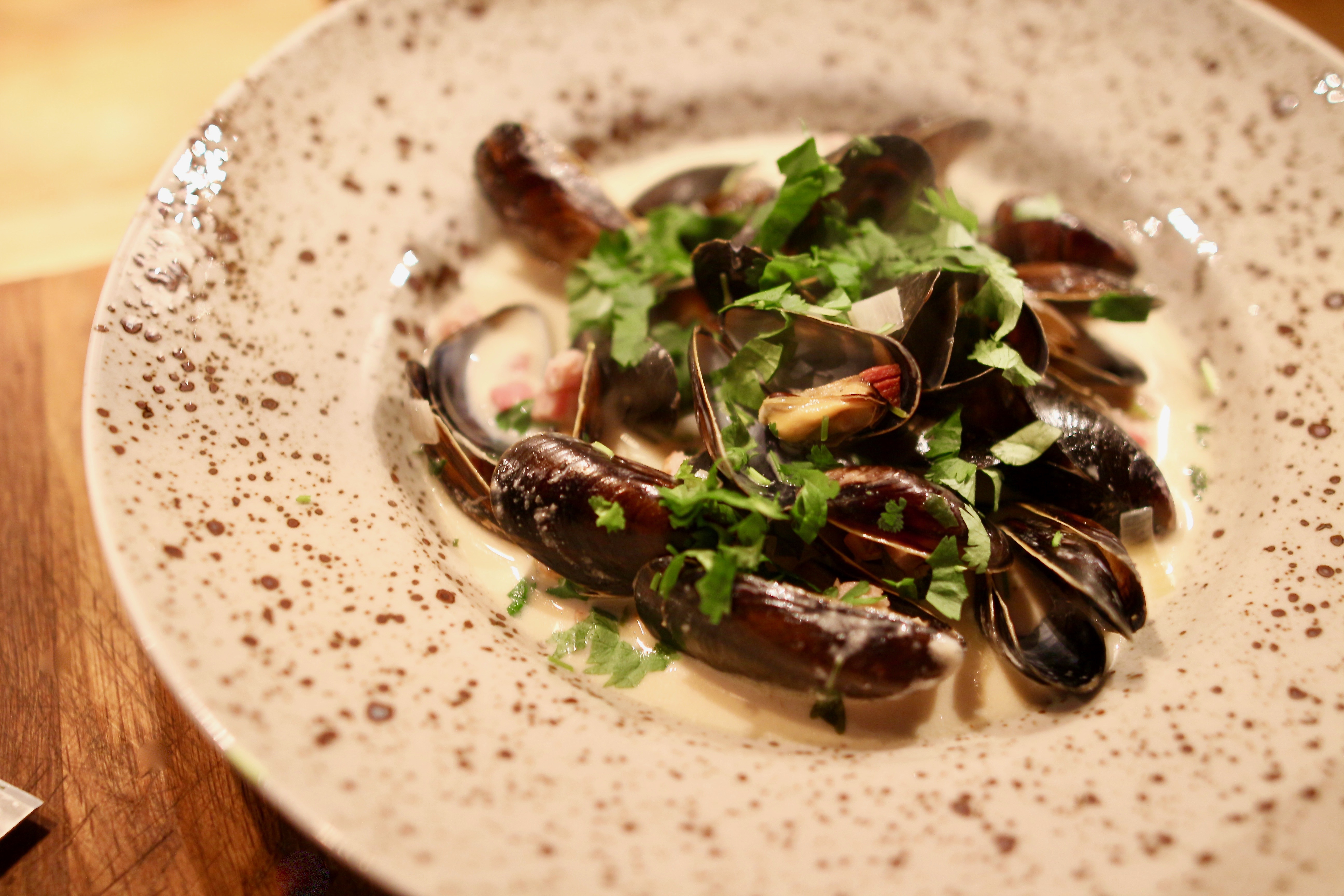 Moules marinières eller bara musslor med grädde och tärnat rökt sidfläsk?